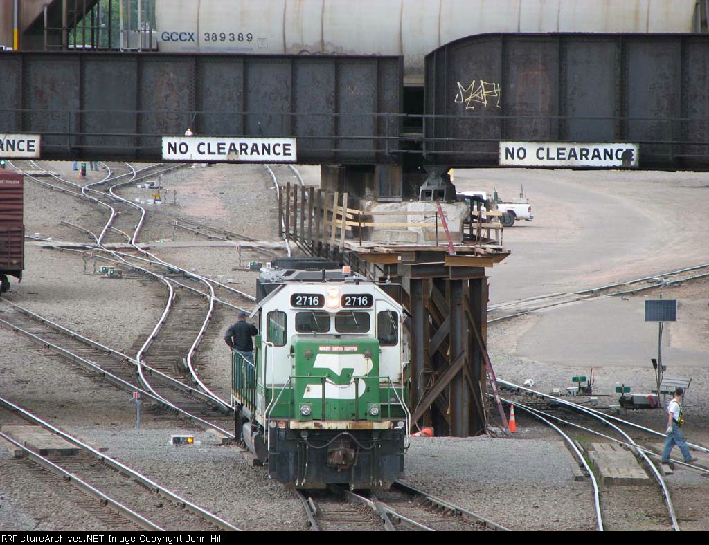 07051508 BNSF 2716 rolls under CP/SOO bridge at Northtown near CTC 35th